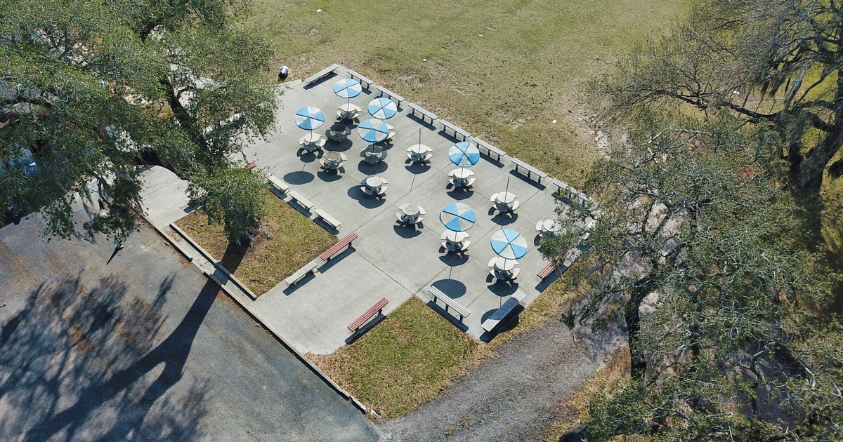 Rent Outdoor Eating Area in Tampa