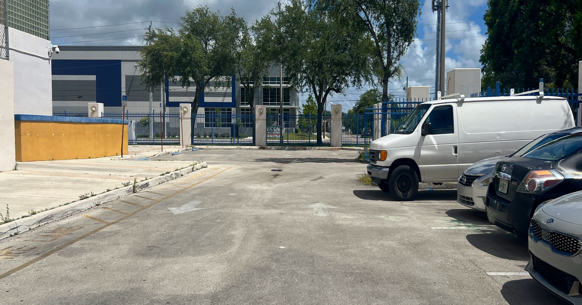 Rent Parking Lot - Staff in Miami