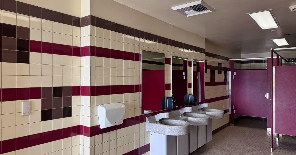 Rent Men's Restroom in San Diego